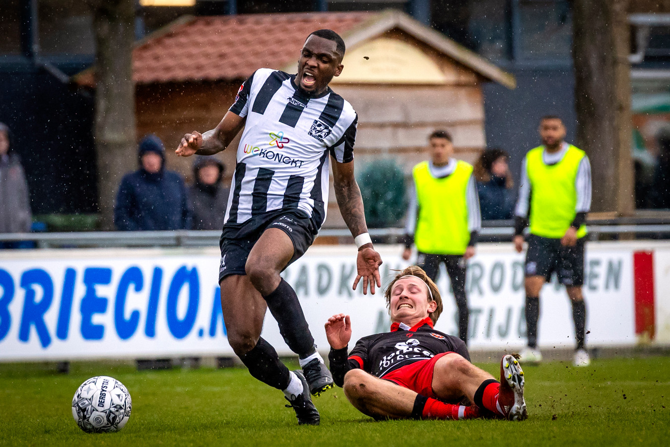 Blessuretijdspektakel bij Montfoort, toeschouwer vervangt arbiter en ...