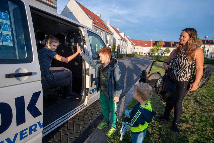 Na maandenlange strijd is het gelukt: Mayson (8) mag toch bij grote broer in taxibus | Borne | AD.nl
