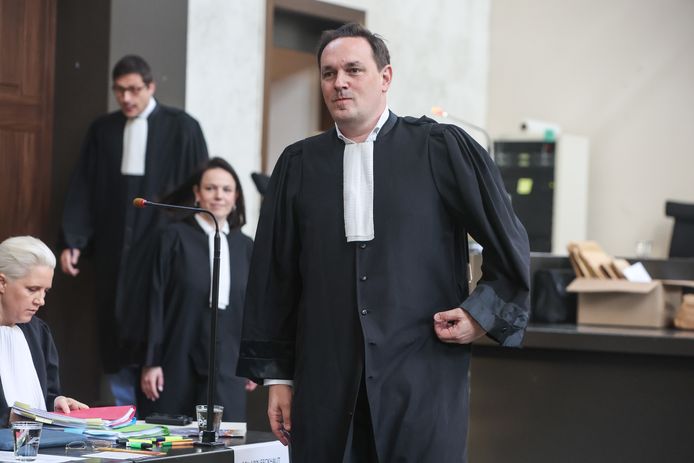 ASSISEN. Caroline (65) kreeg een fatale duw van de zus van een buur ...