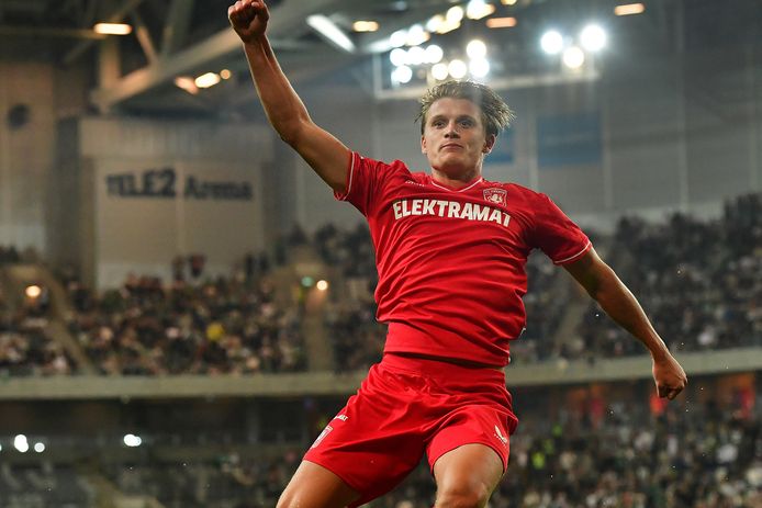 Sem Steijn schiet FC Twente in heksenketel naar laatste voorronde Conference League: ‘Hebben ...