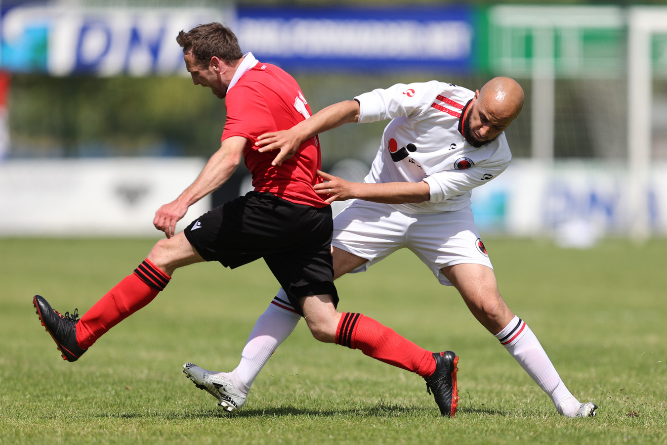 Messut Hyur breekt in finale scheenbeen en enkel: ‘Je zag het bot er ...