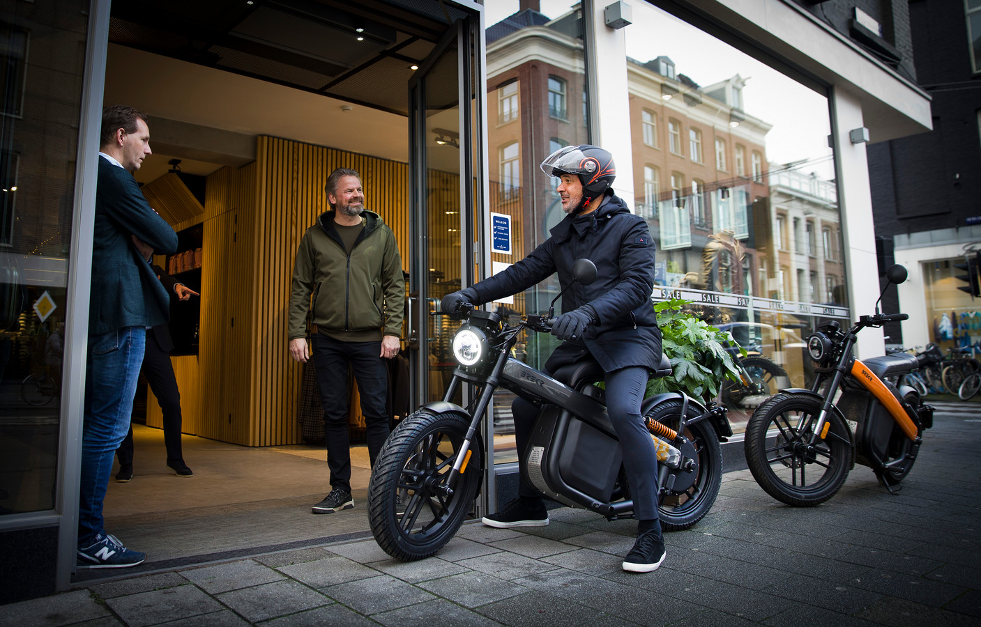 Ruud Gullit rijdt rond op Achterhoekse brommer in Amsterdam: ‘Hij was ...