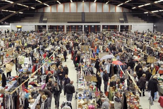 Vlooienmarkt in Rijnhal trekt veel bekijks | Arnhem | gelderlander.nl