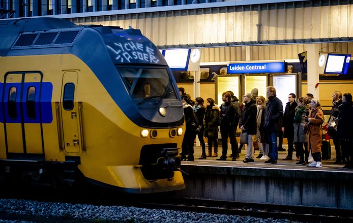 Treinverkeer tussen Hoofddorp en Leiden hervat, kapotte wissel ...