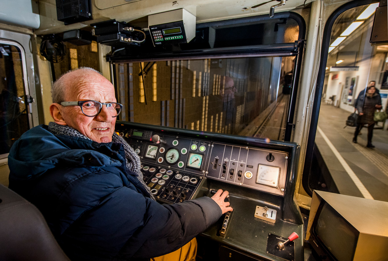 Bestuurder van het eerste uur terug in oudste metro | Foto | AD.nl