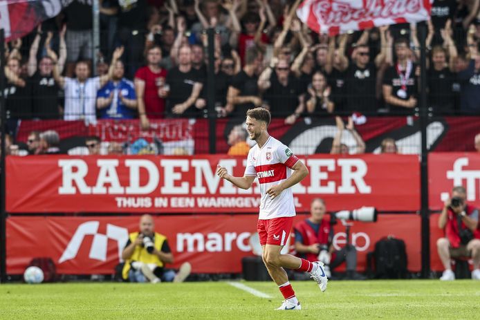 FC Twente klaart ook de eerste klus in de competitie: ‘Met een glimlach ...