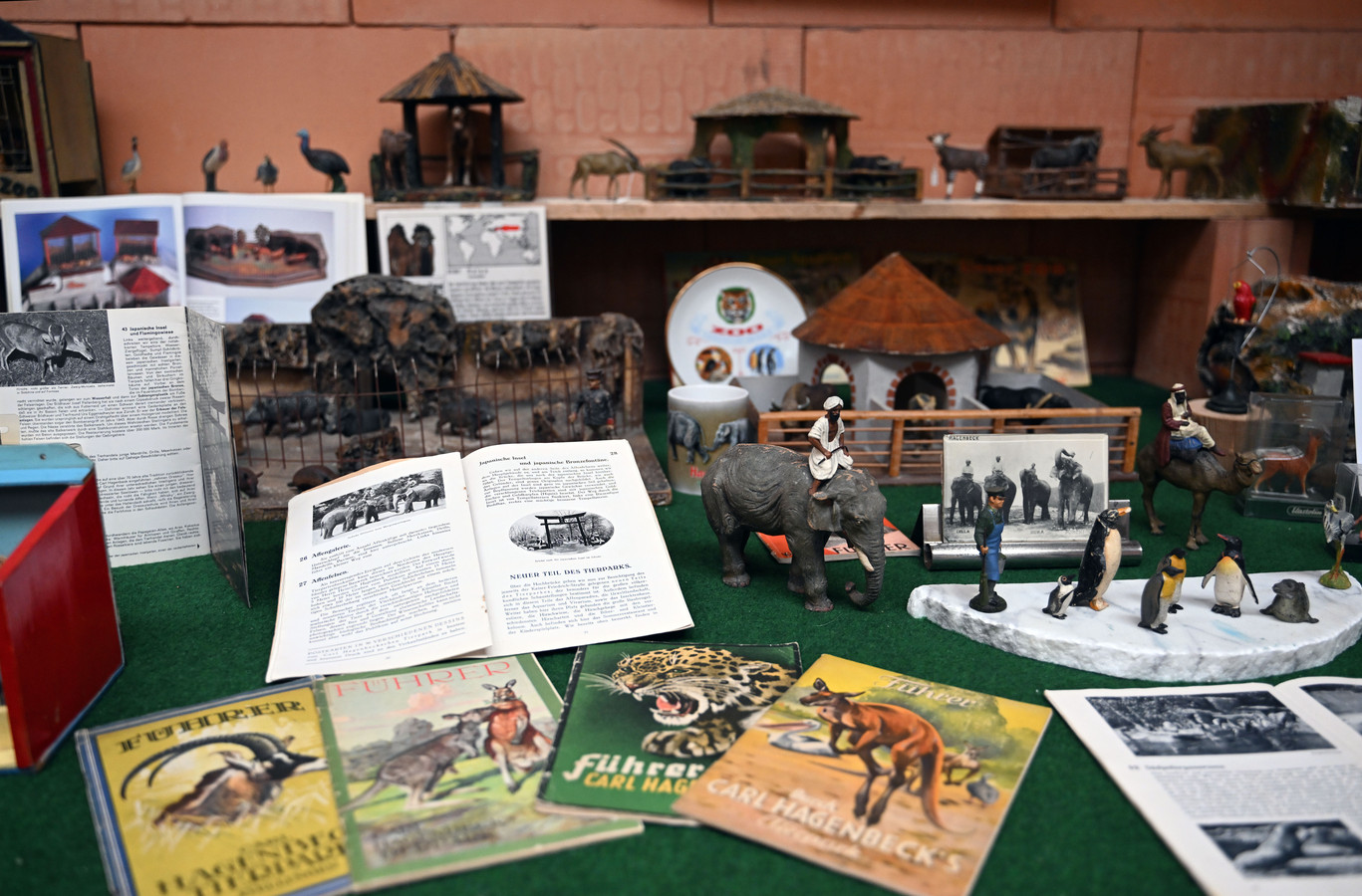 DE VERZAMELAAR. Na bezoek aan 350 dierenparken, stelt Jan (70) enorme ...