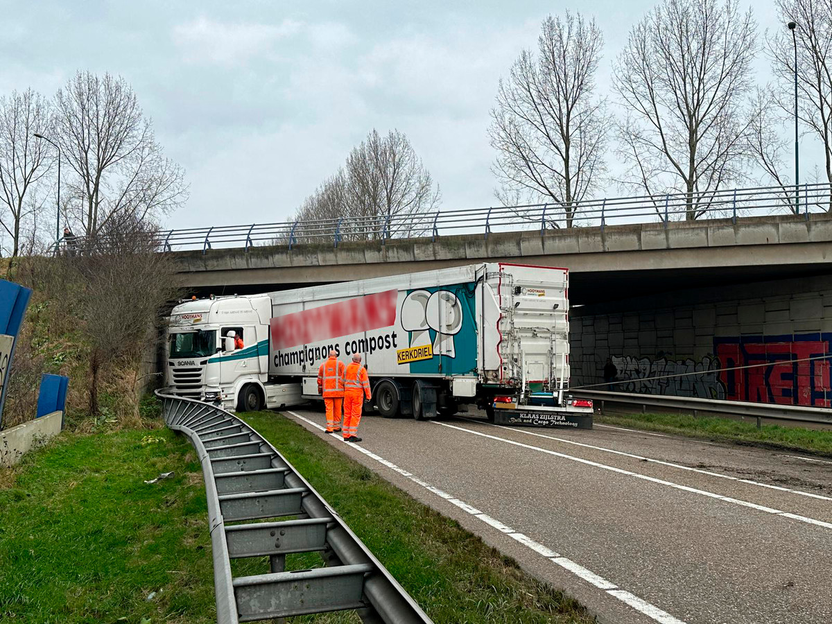 Vrachtwagen botst tegen viaduct bij Beek en Donk: N279 weer open | Foto ...