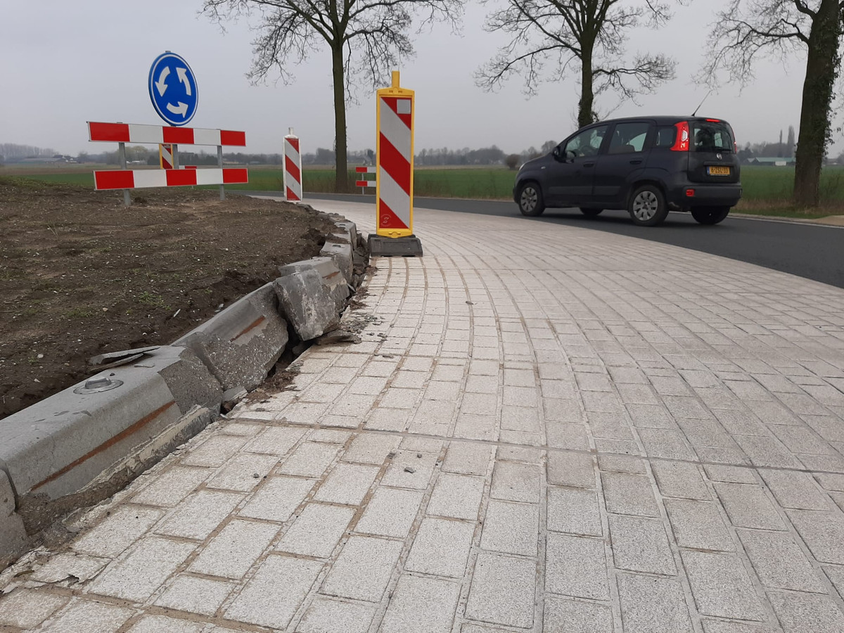 Net opgeleverde rotonde ligt er nu al schots en scheef bij: ‘We zoeken een hufterproof oplossing ...