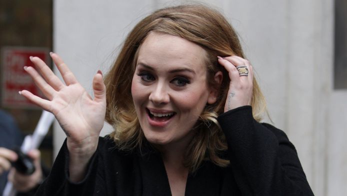 Adele bekijkt haar prijzen tijdens het poepen | Sterren | AD.nl