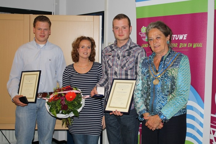 Medaille voor duo dat vrouw uit water haalde | Foto | gelderlander.nl
