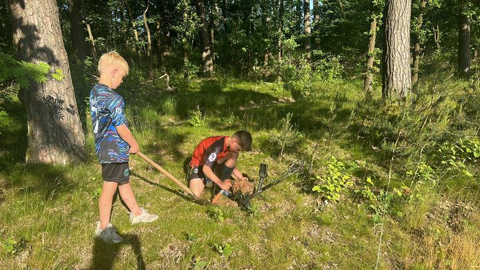 Dax (9) en Boet (8) vinden ‘gevaarlijke’ flakgranaat: ‘Kan nog zomaar ...