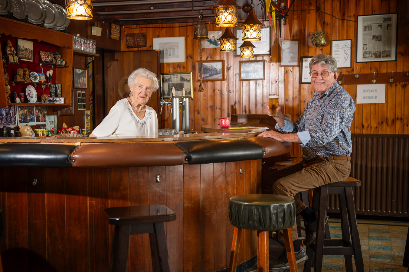 Boek over driehon­derd kroegen in Baarle: van politieacties tot bars ...