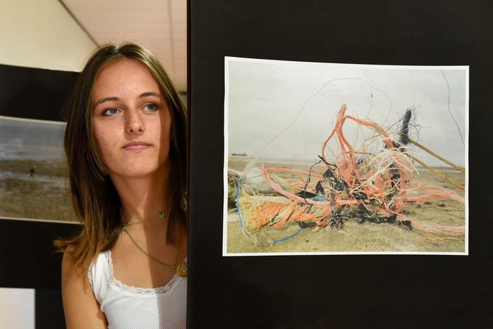 Jasmijn (16) ergert zich aan strandgangers die afval negeren: haar ...