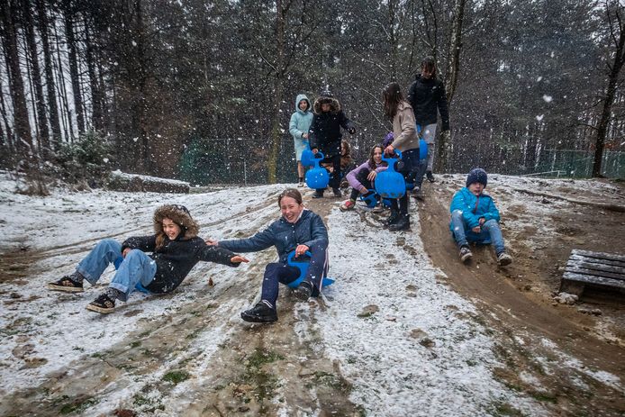 IN BEELD. Sneeuw zorgt voor speeltijd vol plezier in basisschool ...
