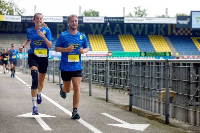 ‘KWF-run’ in RKC stadion dit jaar in tweetallen: de een fietst, de ...