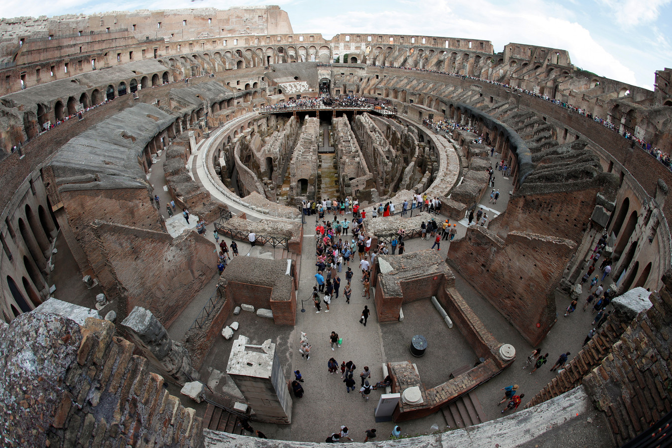 VIDEO. Toerist kerft met sleutel naam ‘verloofde’ in muur Colosseum en ...