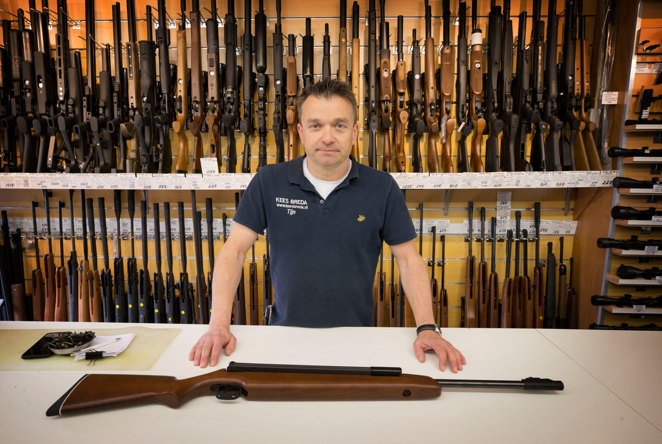 Van kogelwerende vesten tot luchtdrukgeweren: Kees Breda ziet klandizie ...