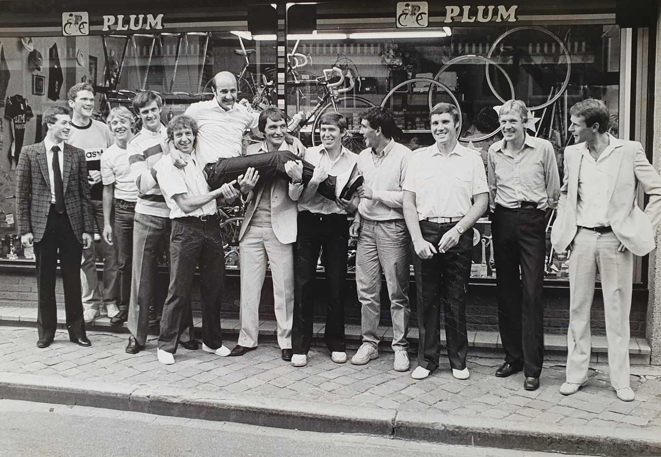 Wielerbroers eren nestor ‘Gizze’ (75) met groot verjaardagsfeest: “Ik koerste nog met Eddy ...