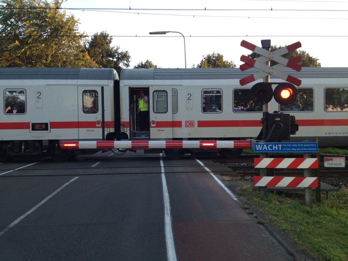 Spoorwegovergang in Borne dicht door defecte trein | Borne | tubantia.nl
