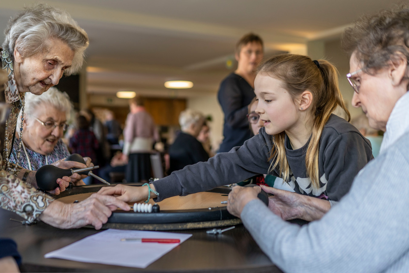 Bewoners Kasteelhof gestart aan erfgoedmaand: volksspelen en muziek op ...