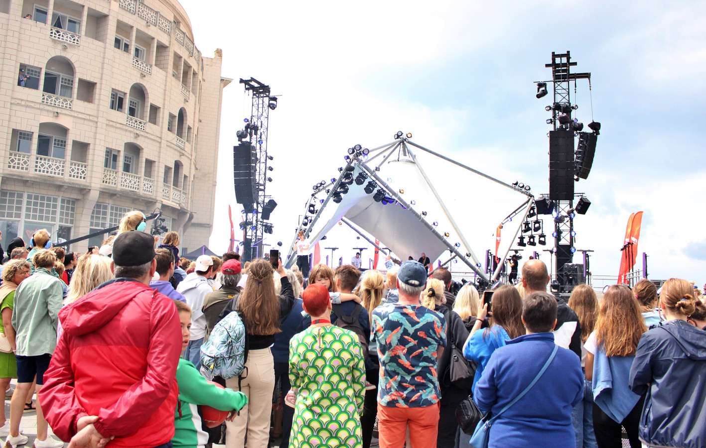 Tien Om Te Zien-fans wachten uren om Camille, Metejoor en co te zien ...