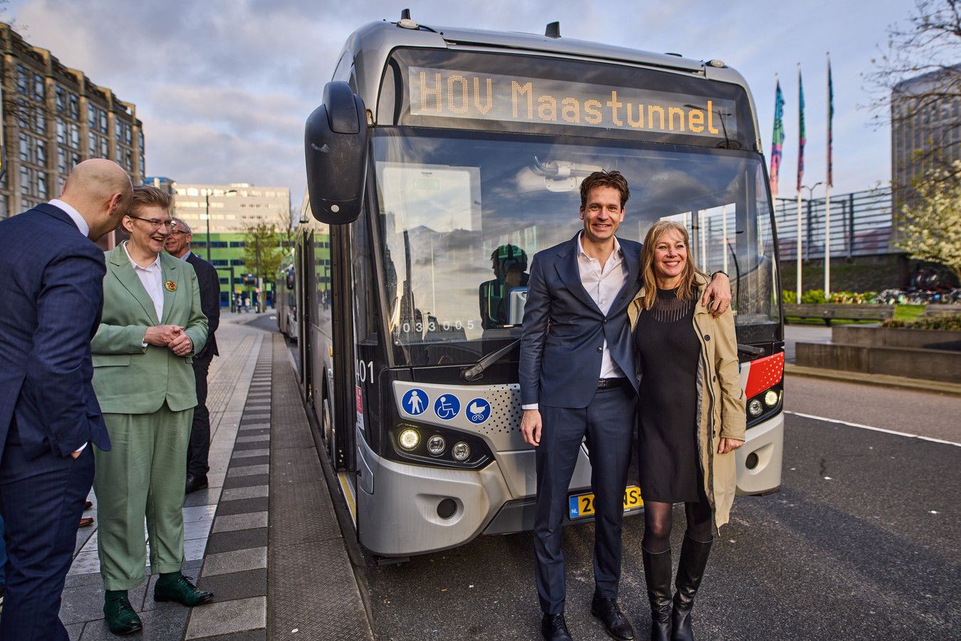 Zoef! Daar is-ie dan na lang wachten: de snelle bus die langs de files ...