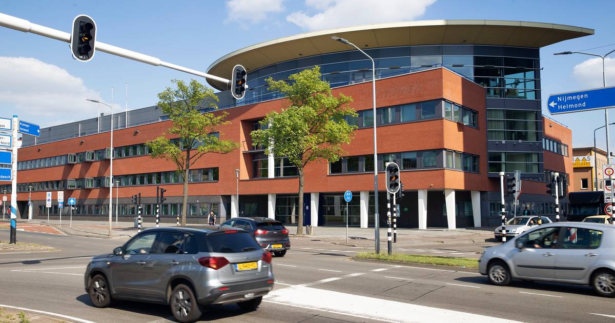 Oekraïners voorlopig niet weg uit Eindhovens bankgebouw | Eindhoven | ed.nl