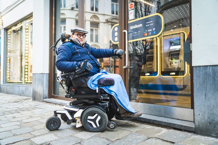 Geld afhalen in Veldstraat géén optie voor Lambi (58): “Waarom ligt er ...