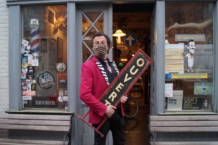 Mr. Steve houdt belofte en heropent barbershop, al blijft de schaar ...