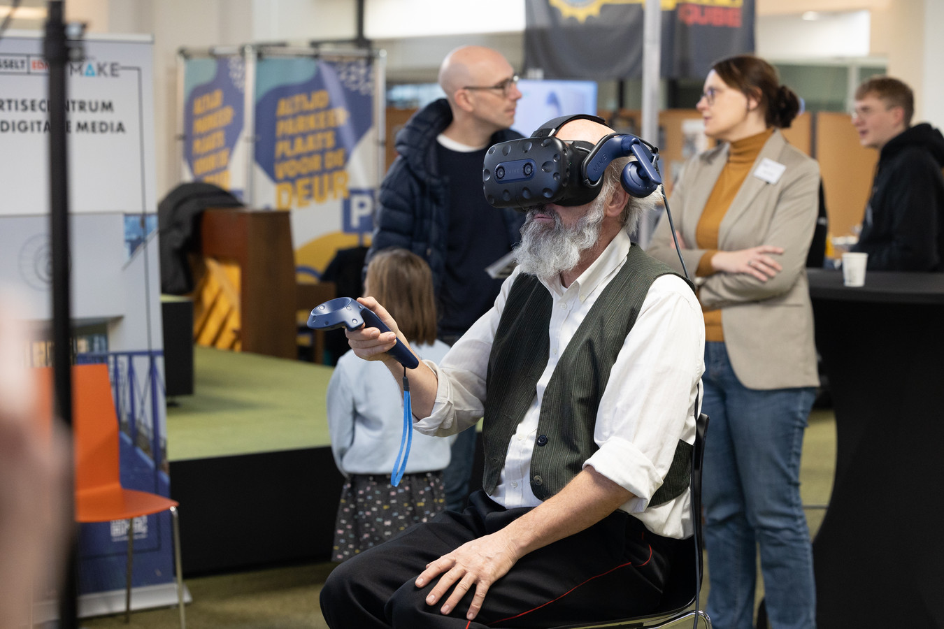 IN BEELD: Mooi volk op Dag van de Wetenschap | Foto | hln.be