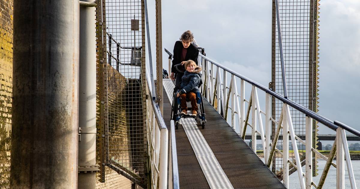 Steile helling Deventer pontje is ‘bloedlink’ voor rolstoelgebruikers ...