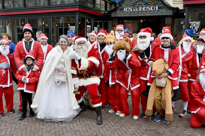 Rennende kerstmannen in Boxmeer: het zijn er niet veel, maar: ‘Dit kan ...