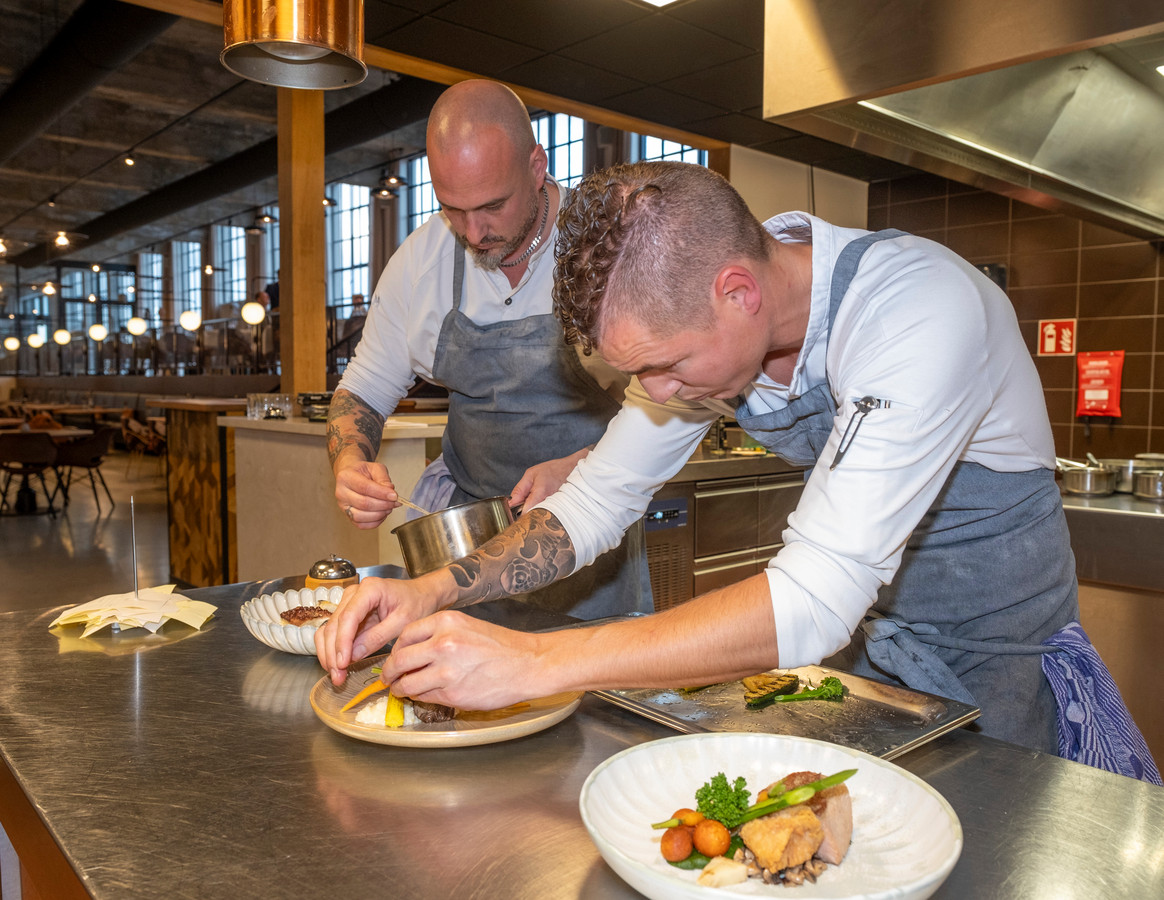 Wit tafellinnen en keurig opgemaakte bordjes bij De Timmerfabriek ...