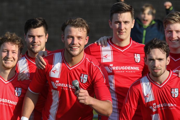 Roy van der Sar kan als voetballer en zanger het publiek weer vermaken: ‘Ik zing wel Frans ...