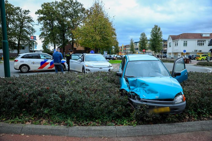 Automobilist rijdt rechtdoor over rotonde en veroorzaakt ongeval in Soest | Soest | AD.nl