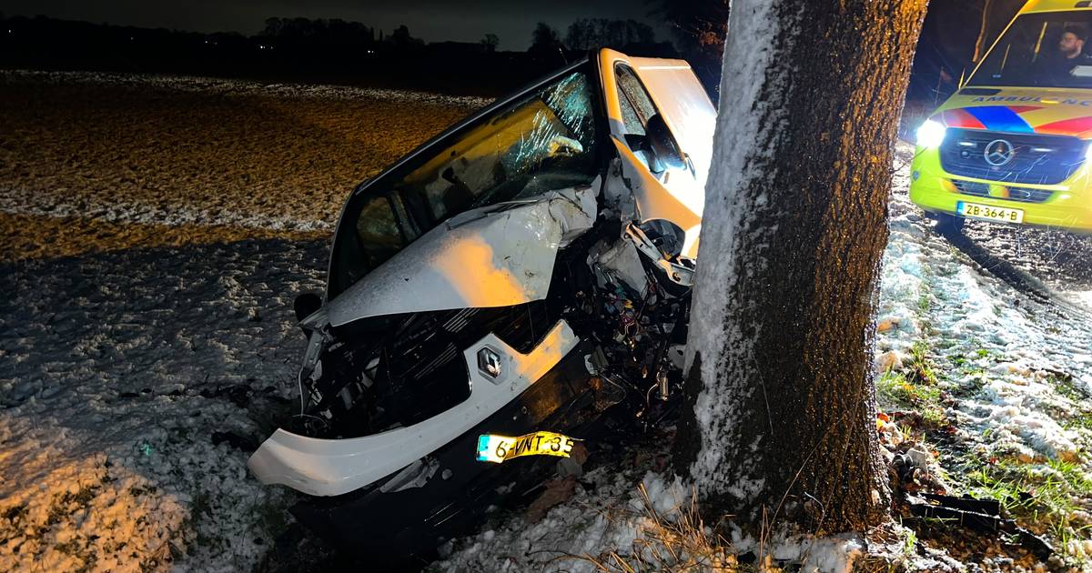 Auto van de weg, in een greppel, tegen een boom in Broekland | Raalte ...