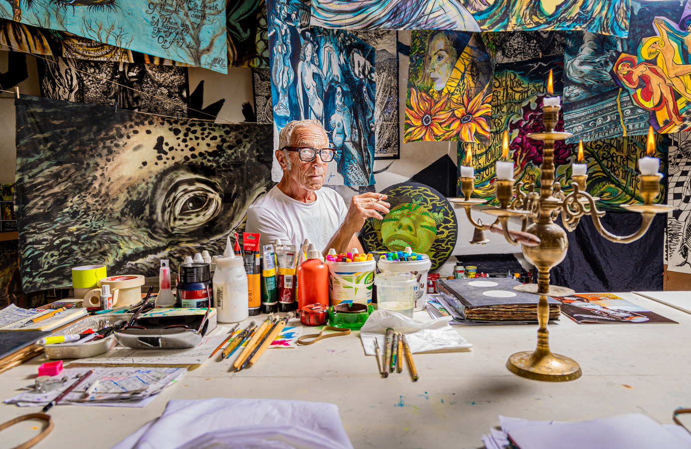 Jan Verburg tovert Bergkerk om tot kleurrijk, chaotisch en ...