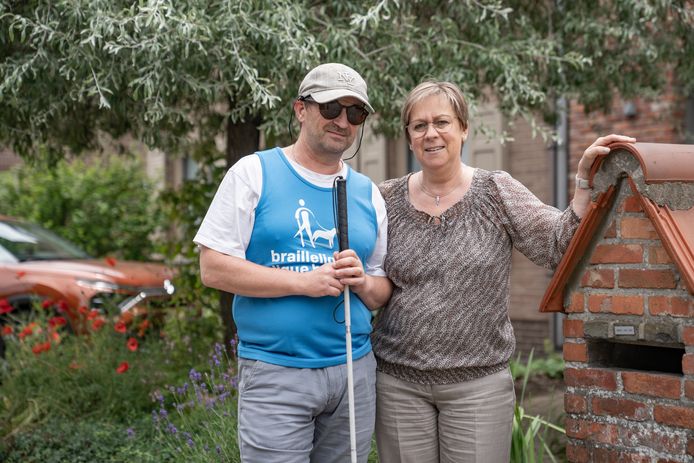 Slechtziende Chris (57) gaat 24 uur aan een stuk wandelen ten voordele ...