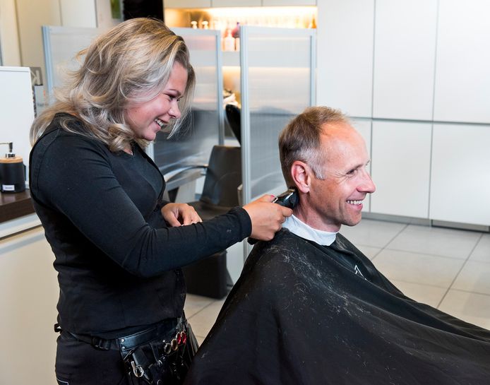Kapper is weer open: ‘Alles van de afgelopen vijf maanden mag eraf ...
