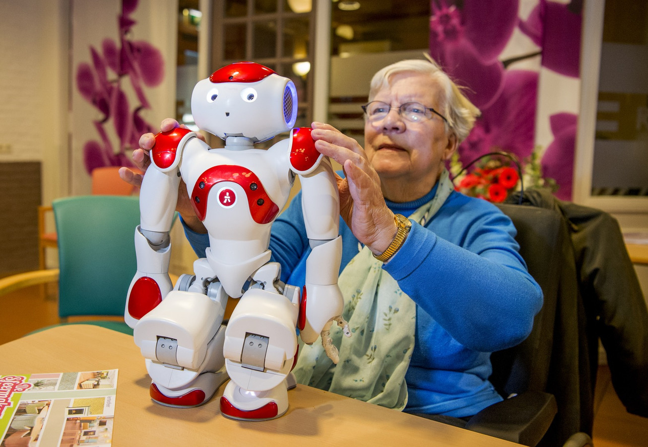 'Hallo, ik ben Zora de zorgrobot' | Foto | AD.nl