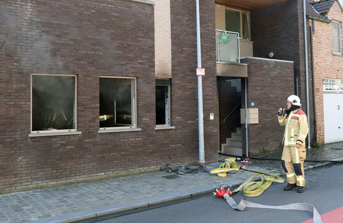 Bewoonster ontsnapt nipt uit brandend appartement | Herentals | hln.be