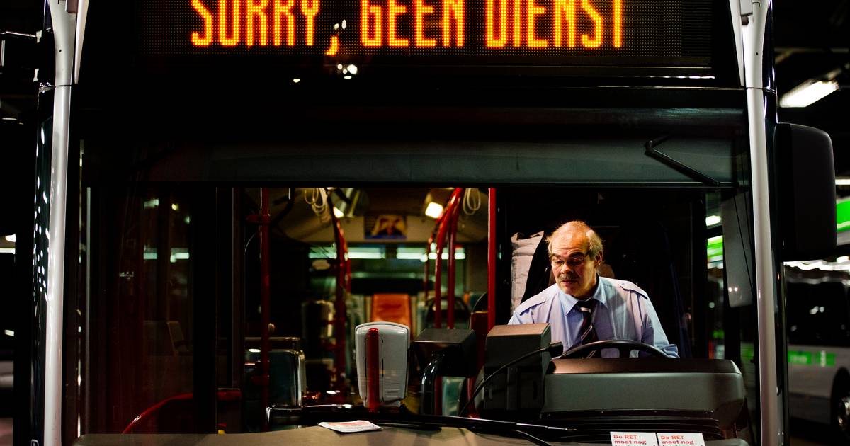 Coolsingel krijgt symbolische pop-up BOB-bushalte: SP-Jongeren vragen ...