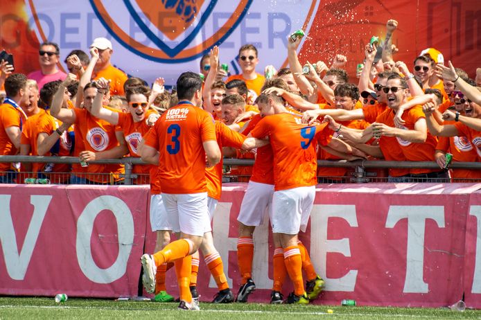 Verburch promoveert, oranje menigte viert groots feest: ‘Ik kreeg al ...