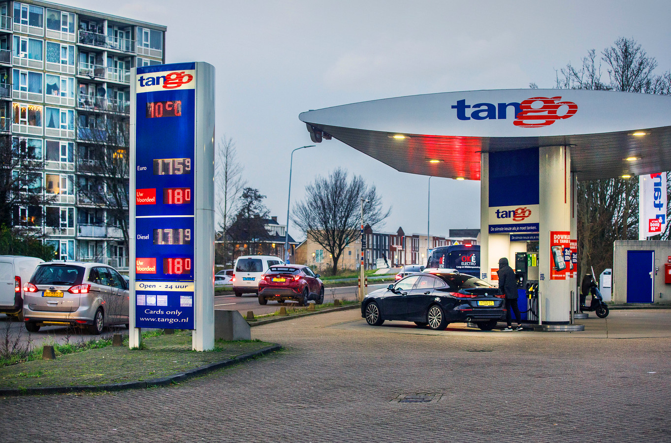 Tankstations leveren Delft miljoenen op, maar blijft dat ook zo? | Foto ...