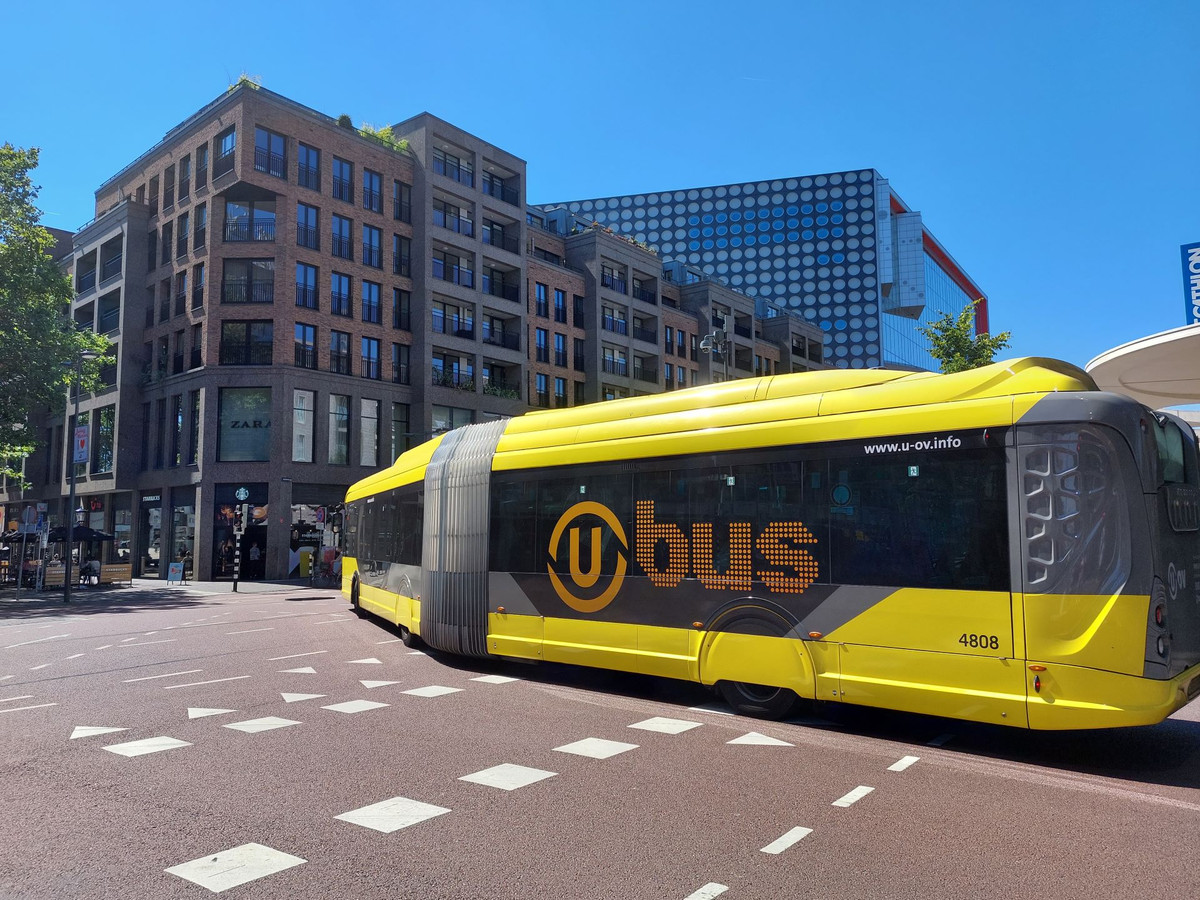Grote verkeersdrukte binnenstad Utrecht - en dus slaat buslijn 1 haltes ...