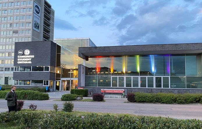 Gebouw PXL-Congress licht op in regenboogkleuren | Hasselt | hln.be