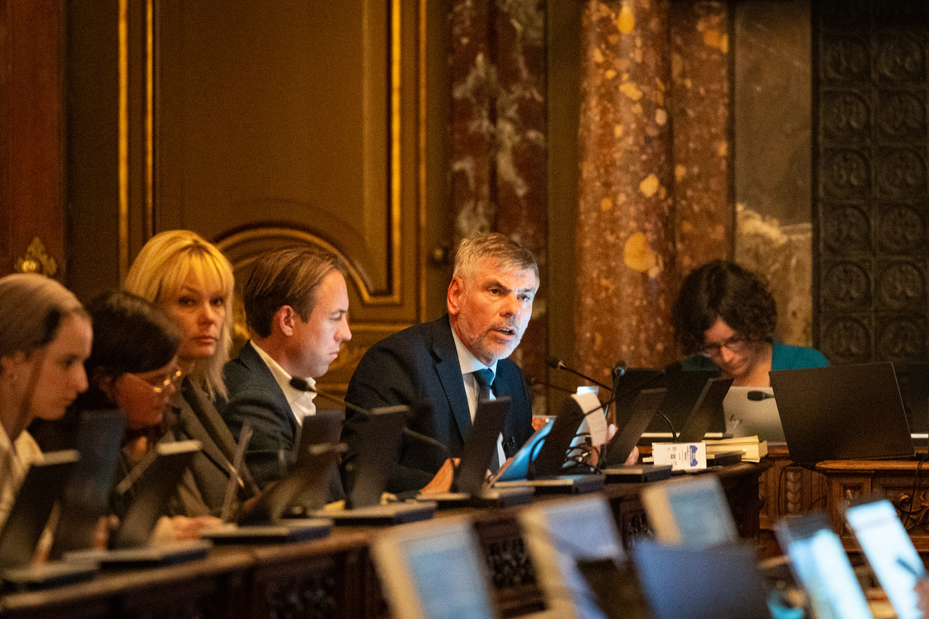 Sam Van Rooy (Vlaams Belang) steelt de show in debat over geweigerd ...