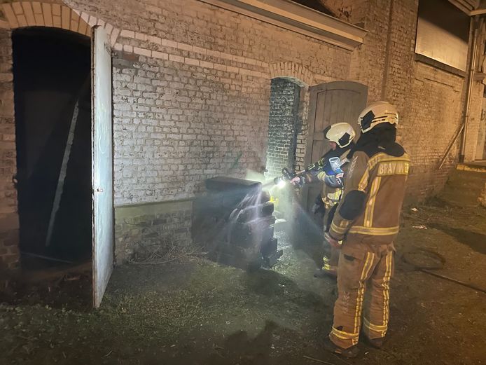 Brand in oude NMBS-loods vlakbij station Menen: “Vermoedelijk ...