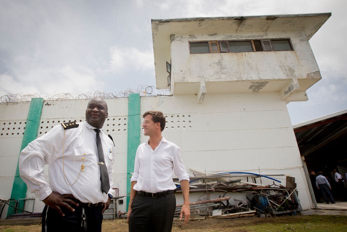 Directeur: Pointe Blanche gevangenis Sint-Maarten zo lek als een mandje ...